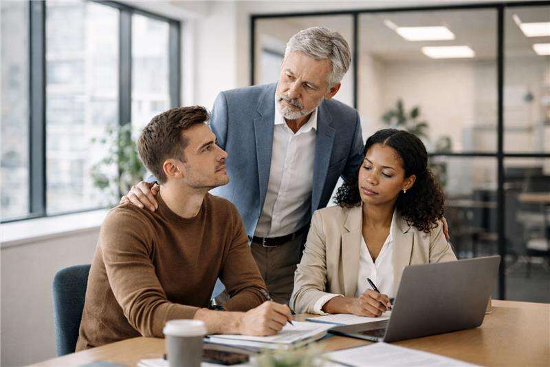 Management paternaliste : bienfaits, pièges et conseils au travail